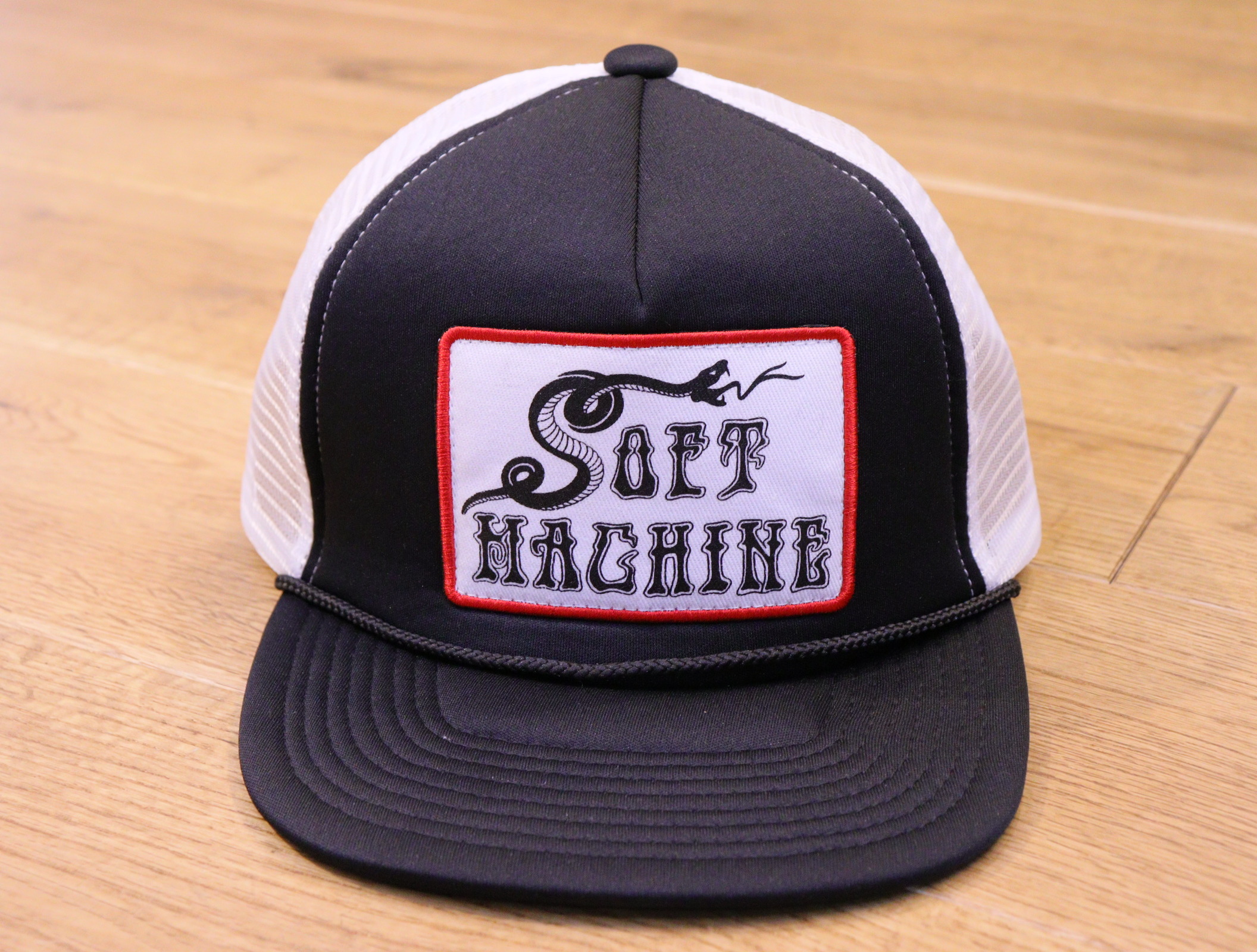 SOFTMACHINE 「SNAKE LOGO」 メッシュキャップ