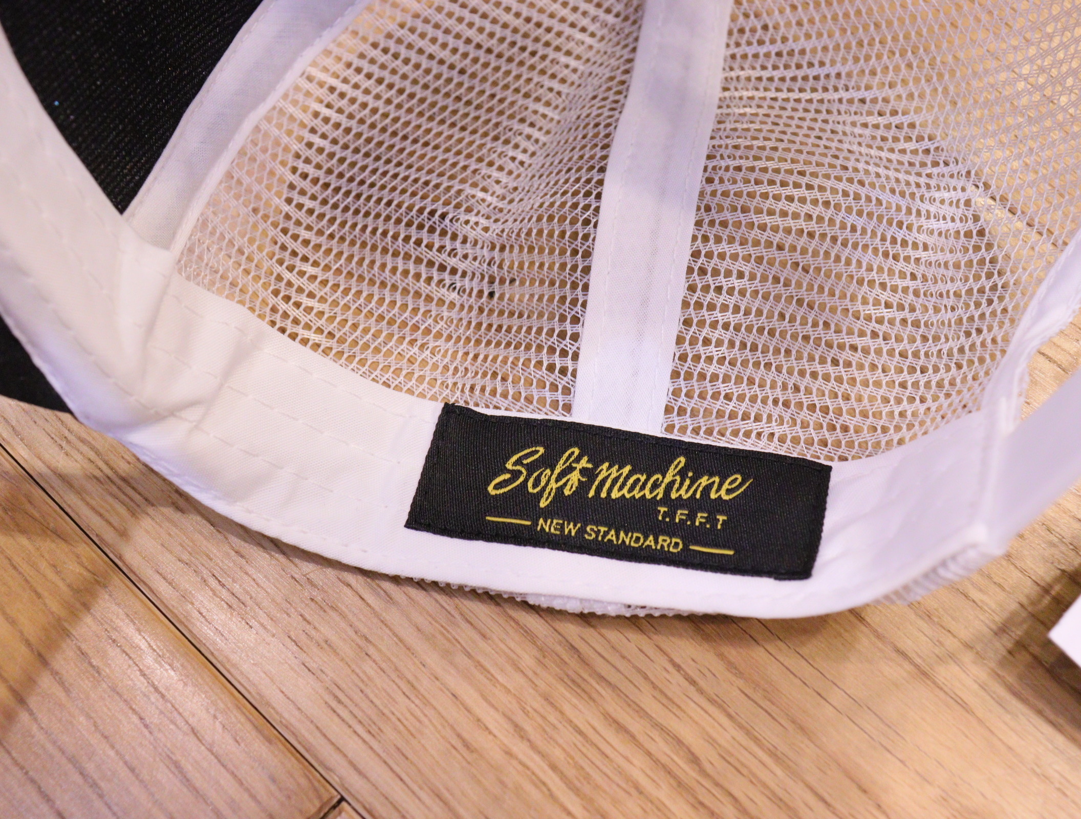 SOFTMACHINE 「SNAKE LOGO」 メッシュキャップ